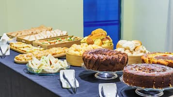 Café da manhã com buffet grátis todos os dias