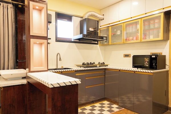 Suite Presidencial, Vista para a cidade | Cozinha privada | Um frigorífico no espaço comum, um micro-ondas no espaço comum