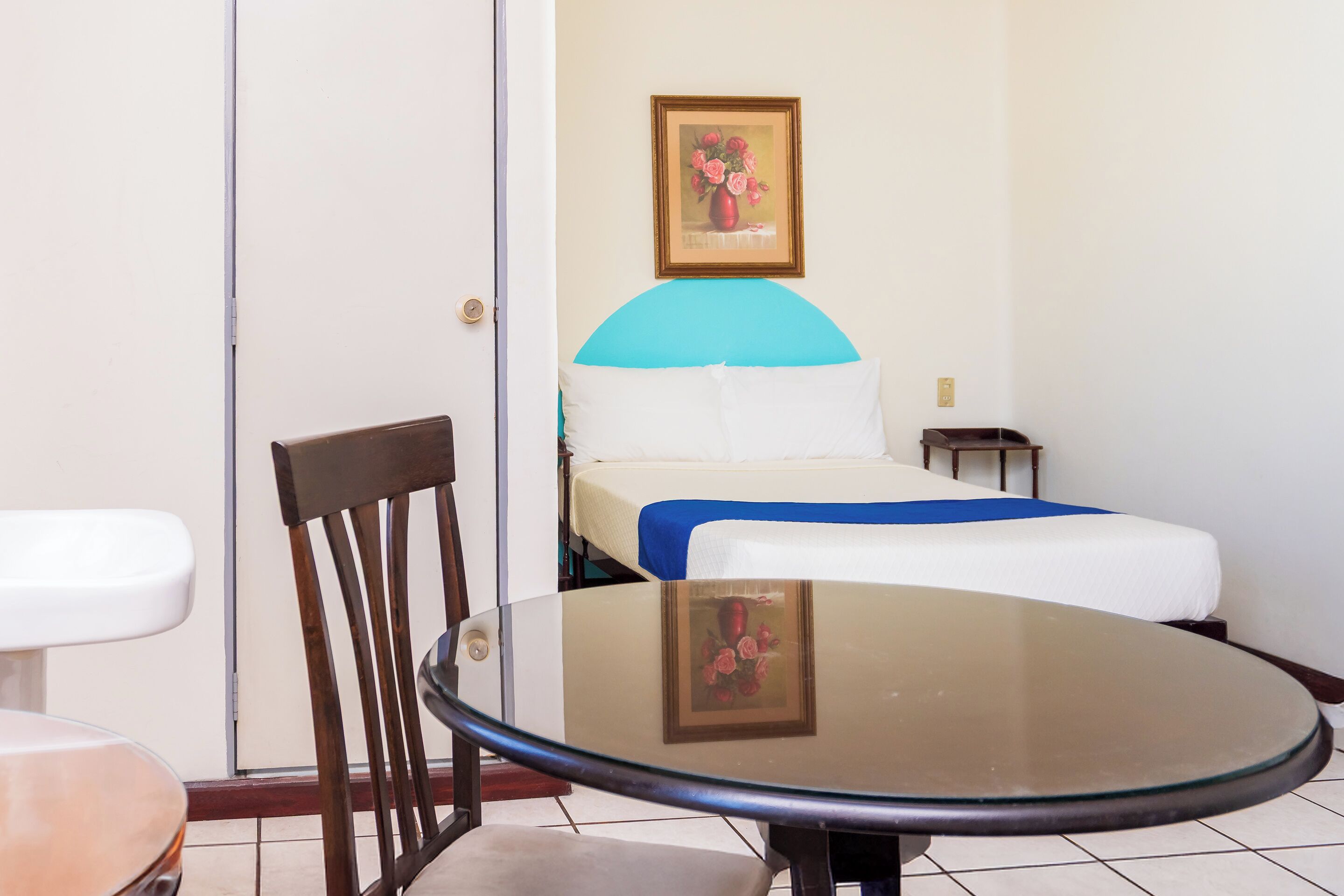 Quartos à prova de som, Wi-Fi de cortesia, roupa de cama