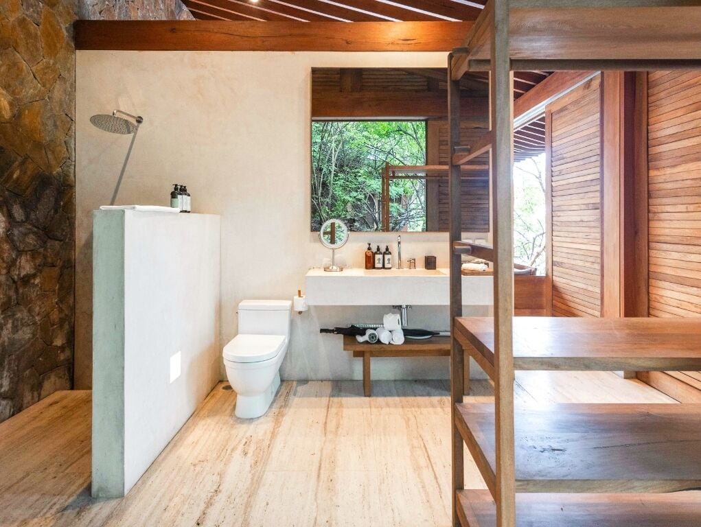 Suite-Estúdio, 1 cama king-size, terraço, vista parcial para o mar | Casa de banho | Artigos de higiene pessoal grátis, toalhas fornecidas, sabão, champô 