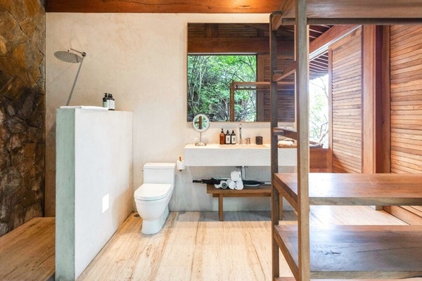 Suite-Estúdio, 1 cama king-size, terraço, vista parcial para o mar | Casa de banho | Artigos de higiene pessoal grátis, toalhas fornecidas, sabão, champô
