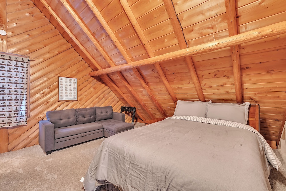 Platte Haven: Snowy Getaway – Ice Skating, Skiing & Cabin Vibes! - Benzie County | Vrbo