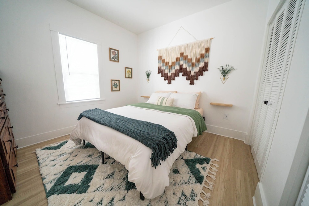 The Green Lantern - Montrose | Vrbo