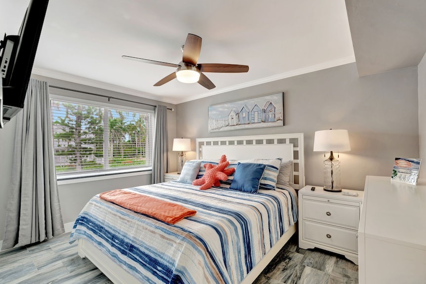 Olde Naples Luxury Condo Steps To Pier, Beach, Sunsets And Restaurants! - Naples, FL