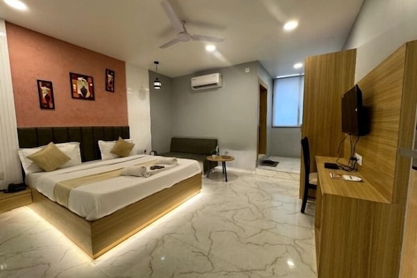 Quarto Duplo Deluxe, Vista para a cidade | Secretária, secretária adequada para computadores portáteis
