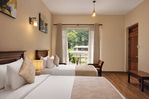 Quarto Triplo Deluxe, varanda, vista para a montanha | Cofre no quarto, secretária 