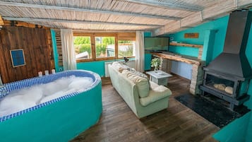 Quarto Deluxe, 1 cama queen-size, casa de banho privativa, vista para o jardim | Cofre no quarto, com decoração personalizada