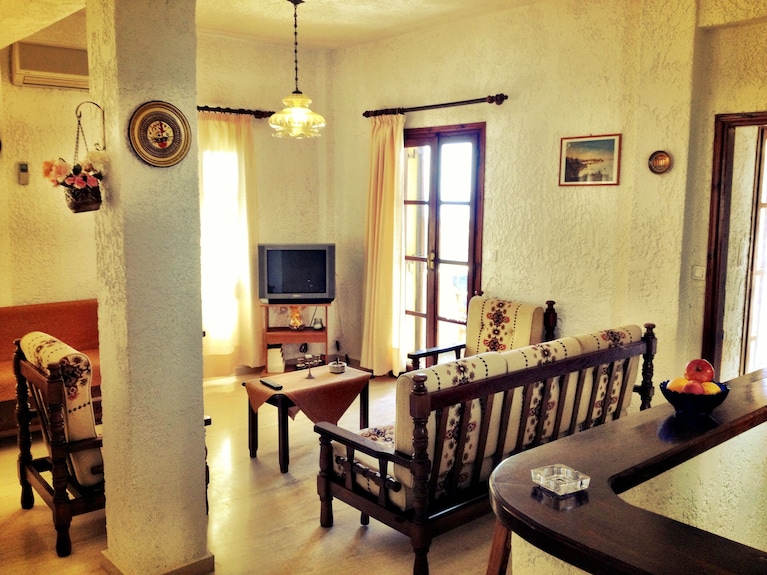 Southern Crete, Filoxenia Villa, Is A Group Of Ten Holiday Apartments - Crete