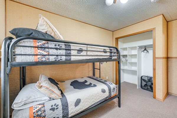 < 1 Mi To Kenai River: Spacious Cabin W/ Deck! - Alaska