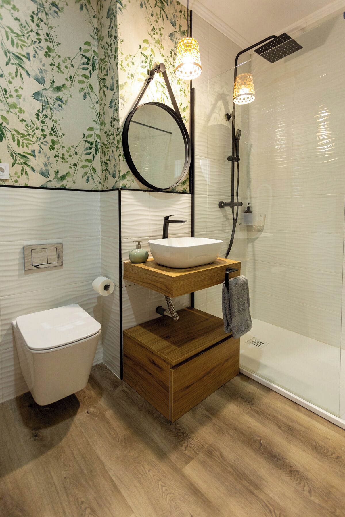 Apartamento Comfort, 1 quarto, ar condicionado, no rés do chão | Casa de banho | Um polibã, um chuveiro fixo, um secador de cabelo, toalhas fornecidas 