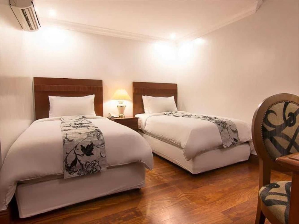 Townhouse Oak Vip Suites, Evangelista Makati Manila - Manila