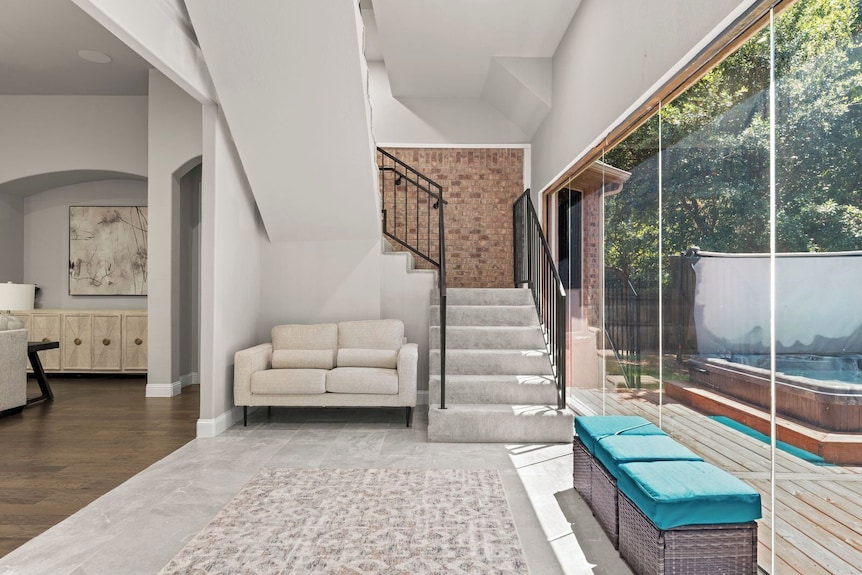 This Beautiful 3200 Sf Single Storey With Loft Backs Onto A Heavily Treed Forest - Dallas, TX