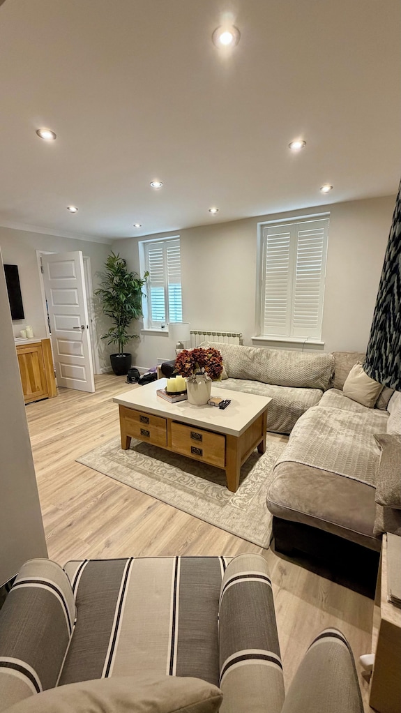 Townhouse With Gated Parking In St Helier - Jersey