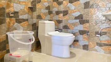 Quarto casal luxo, vista para a cidade | Banheiro | Chuveiro, produtos de toalete grátis