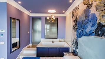 Quarto luxo, vista para o lago | Frigobar, escrivaninha, espaço de trabalho para notebook