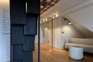 Suíte estúdio superior, sacada, vista para a cidade | Roupas de cama premium, edredons de pluma, camas Tempur-Pedic, frigobar