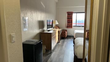 Quarto casal standard, para não fumantes | Escrivaninha, ferros/tábuas de passar roupa, Wi-Fi de cortesia