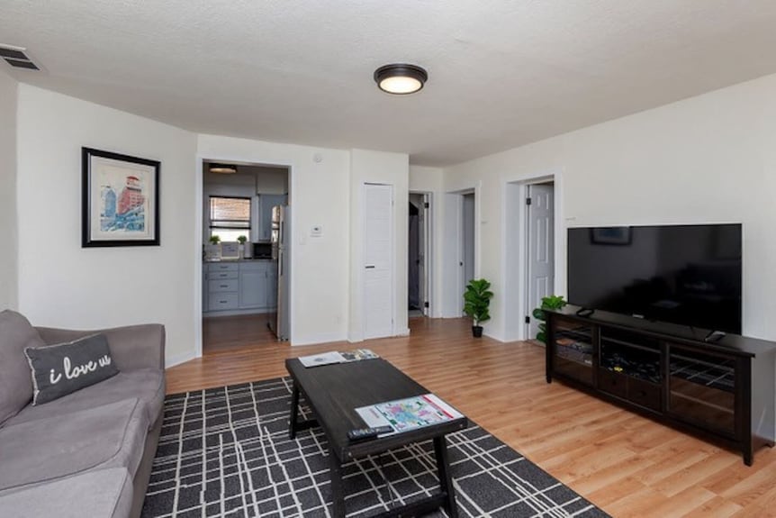 Near Downtown ~ 2bdr & Fun Backyard ~ Pet Friendly - Des Moines, IA
