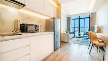 One-Bedroom Suite with City View | Roupa de alta qualidade, camas de colchão viscoelástico, minibar