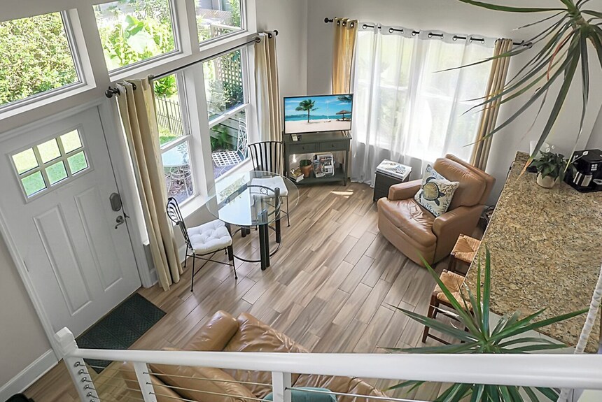 Charming Cottage! Central To Beach & Downtown - Folly Beach, SC