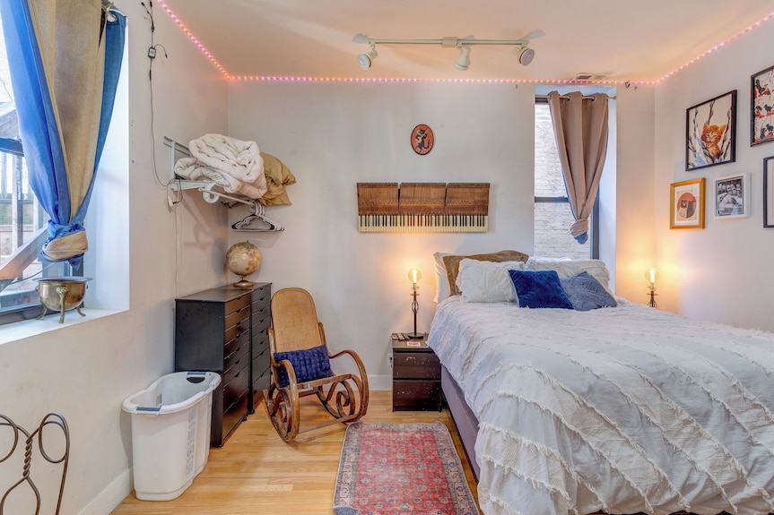 Animal House Near Sox Stadium - Chicago, IL