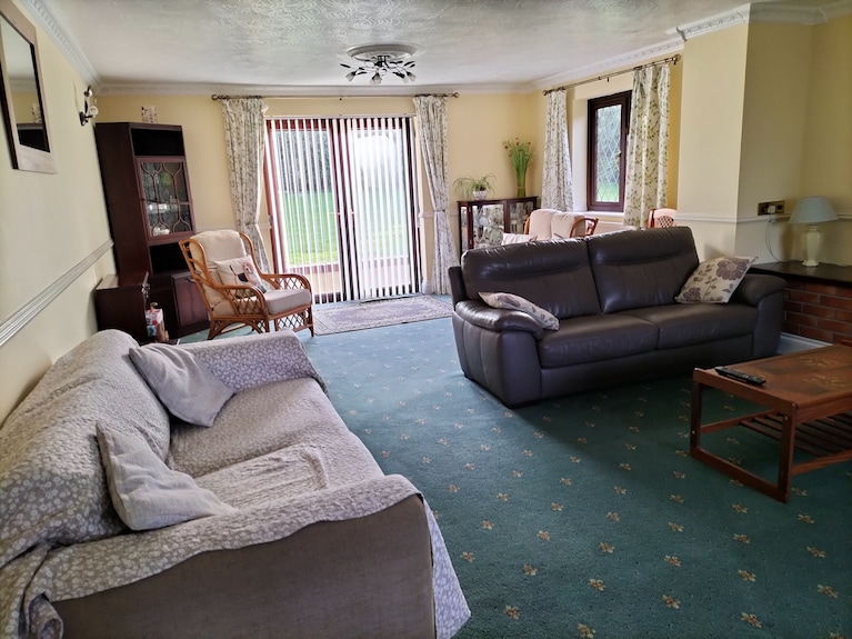 Spacious Farmhouse Set In Countryside With Far Reaching Views On A Working Farm. - Cornwall