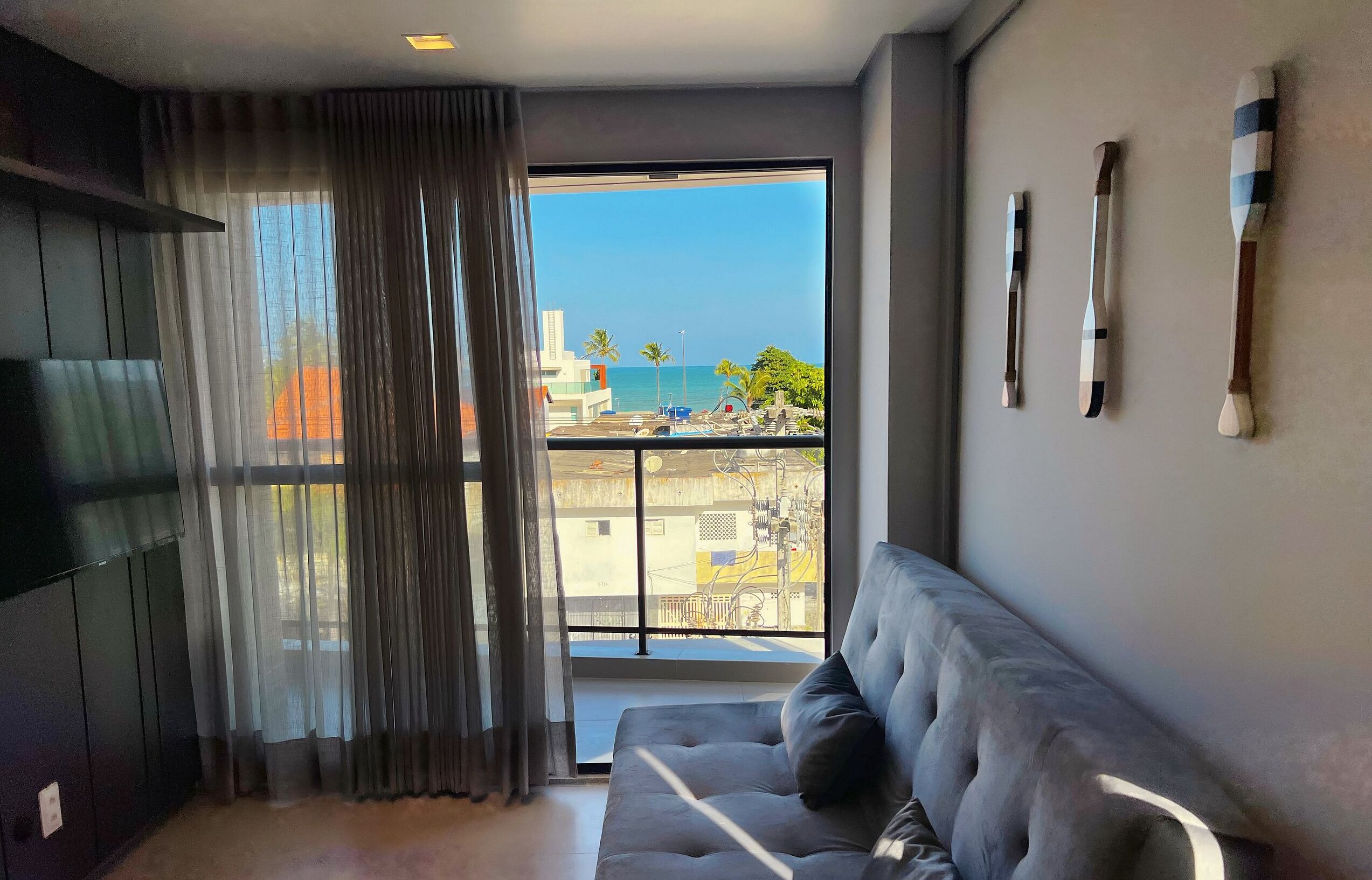Apartamento Comfort | Sala de estar | Televisor de 32 polegadas com canais via satélite 