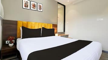 Quarto casal luxo, vista para a cidade | Ferros/tábuas de passar roupa, Wi-Fi de cortesia