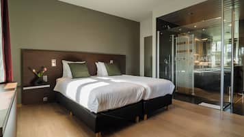 Quarto casal standard | Roupas de cama premium, espaço de trabalho para notebook