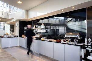 Café da manhã com buffet todos os dias (EUR 19.50 por pessoa) 