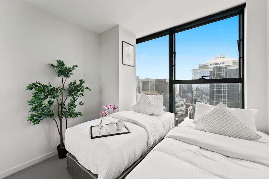 Modern 2br On Collins, Skyline Views & Parking - 聖基爾達