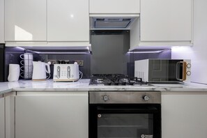 Apartamento | Cozinha privada | Um frigorífico, um micro-ondas, um forno, uma placa de cozinha 