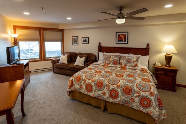 1307b - King Standard Eagle Springs West Hotel Room - Utah