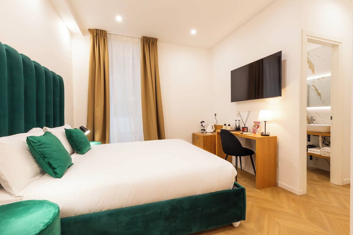Quarto Deluxe, pátio, vista para o jardim | Minibar, cofre no quarto, secretária