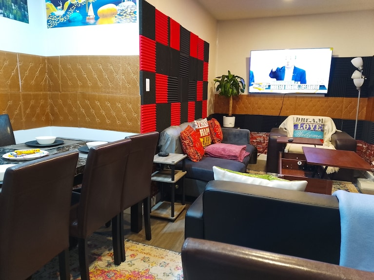 Charming 4-bedroom 1 Floor House In The Heart Of Rocky Mountain House W/piano - Rocky Mountain House