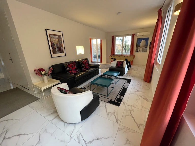 La Calade: Villa In The Shade Of Oak Trees - Vendargues