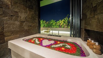 Villa de Luxo, vista para o jardim | Casa de banho | Artigos de higiene pessoal grátis, um secador de cabelo