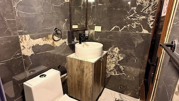 Quarto casal superluxo, vista para a cidade | Banheiro | Chuveiro, secador de cabelo, toalhas de banho, sabonete
