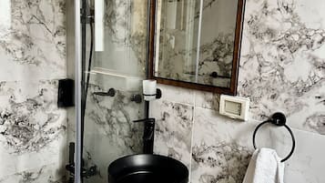 Quarto triplo conforto | Banheiro | Chuveiro, secador de cabelo, toalhas de banho, sabonete