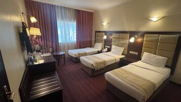 Quarto triplo standard, vista para a cidade | Quartos à prova de som, ferros/tábuas de passar roupa, Wi-Fi de cortesia