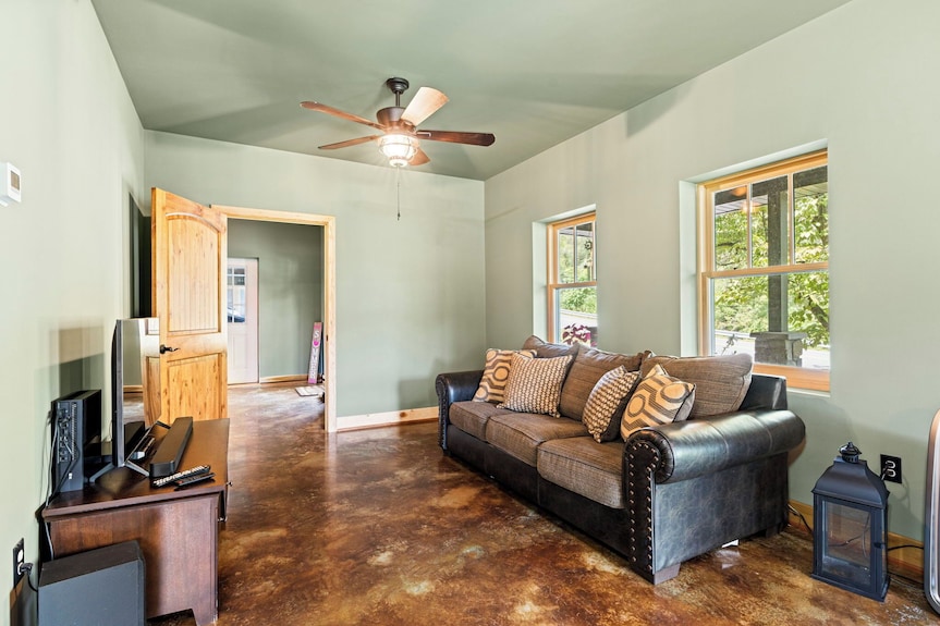 Charming Farmhouse In Montoursville With Hot Tub + Wi-fi - Williamsport, PA