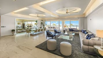 Apartamento Deluxe em Condomínio Fechado, varanda, vista para a praia | Sala de estar