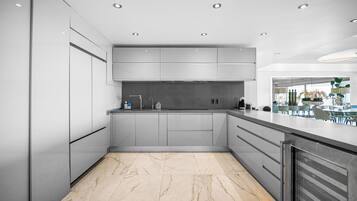 Apartamento Deluxe em Condomínio Fechado, varanda, vista para a praia | Cozinha privada