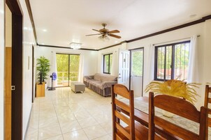 Quarto casal família | Área de estar | TV de tela plana 28 polegadas com canais via satélite