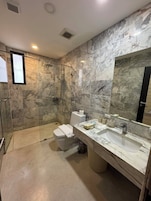 Quarto Twin | Casa de banho | Artigos de higiene pessoal grátis, um secador de cabelo, roupões