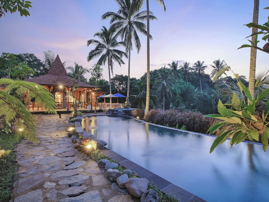 2 piscinas exteriores, da(s) 6:00 à(s) 22:00, guarda-sóis