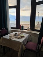 Quarto Familiar, vista para o mar | Lençóis italianos Frette, roupa de alta qualidade, edredões de penas 