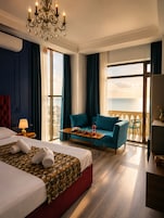 Suite de Luxo, 1 cama king-size e sofá-cama, vista para o mar | Lençóis italianos Frette, roupa de alta qualidade, edredões de penas