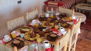 Café da manhã com pratos da culinária local grátis todos os dias