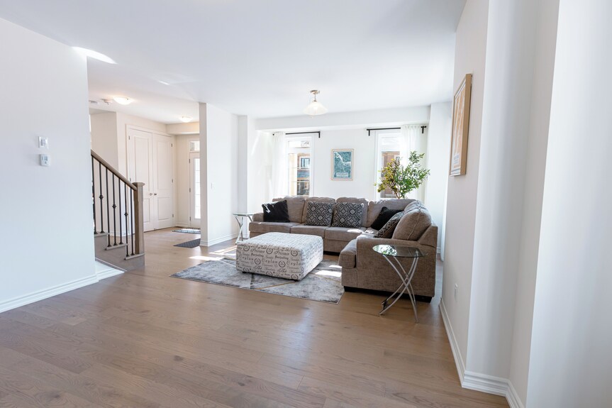 Beautiful Corner Unit Town In Whitby W/parking - Bright Spacious Open Layout - Ajax